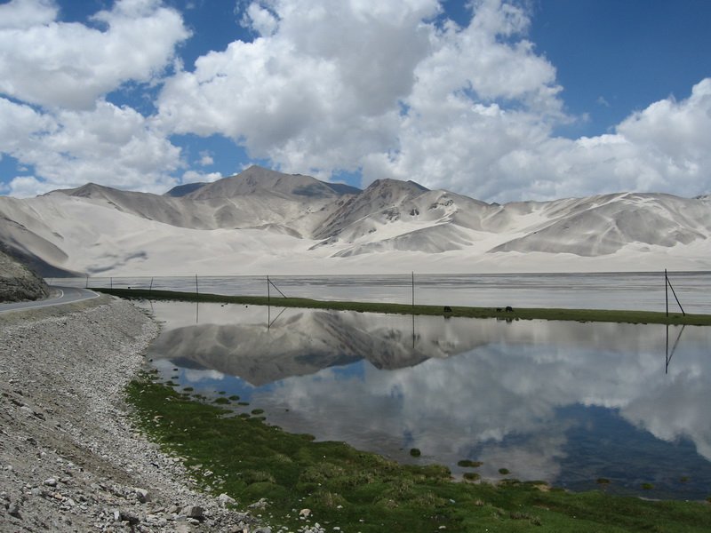 Trekking at Mustagh Ata Mountain (7564 m)