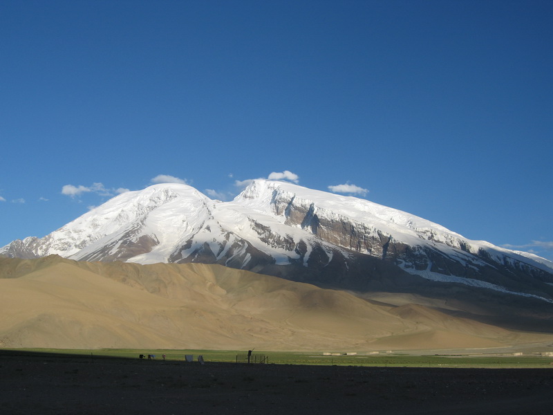 Trekking at Mustagh Ata Mountain (7564 m)